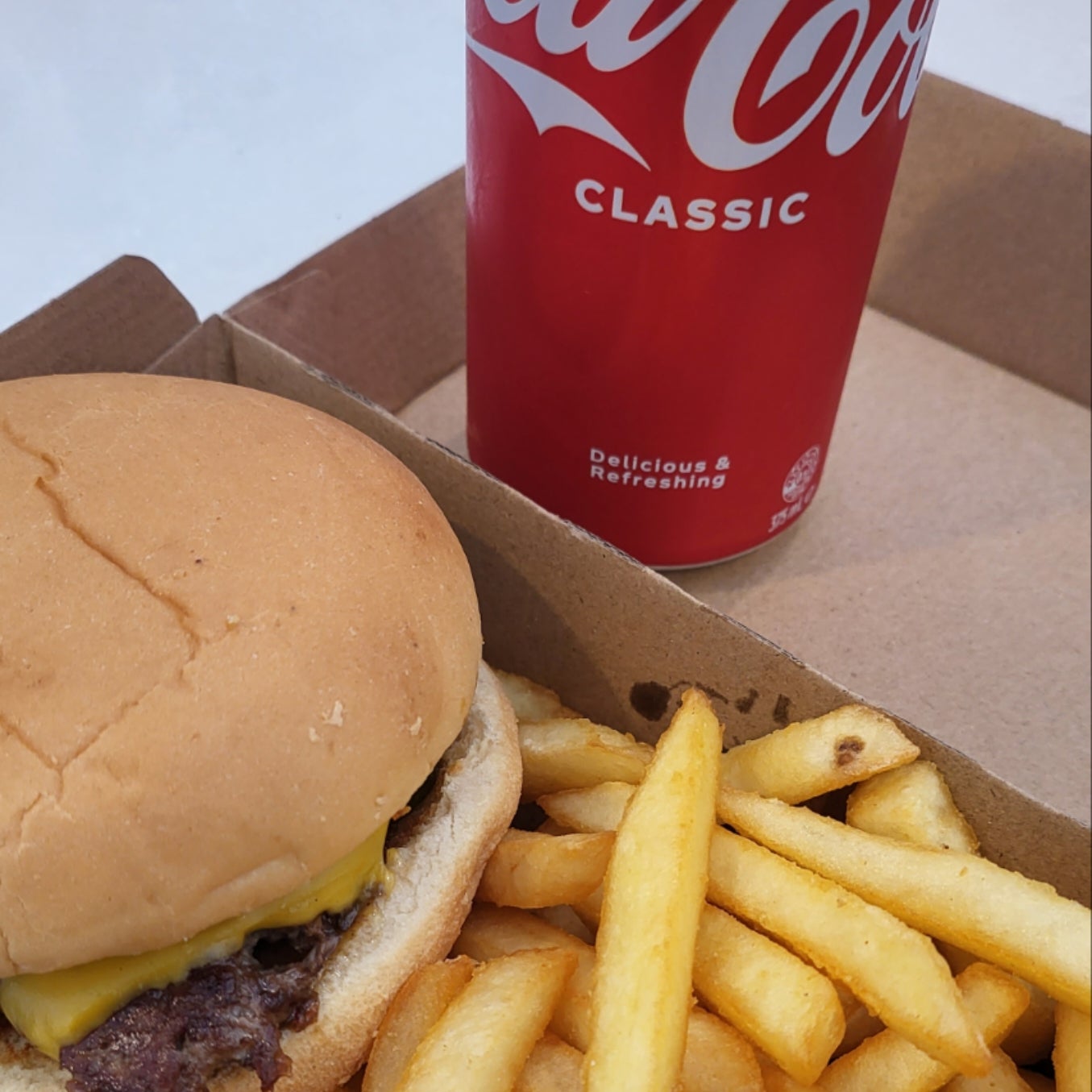 Weekday Cheese burger Lunch deal | LARA Pizzeria & Burger bar